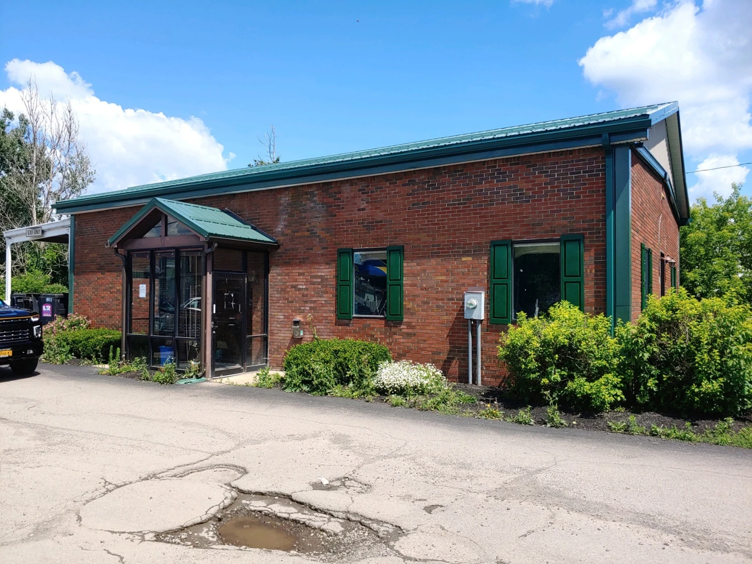 7 South Main St - 2,444+/- SF FORMER BANK SPACE | Apex Commercial Exchange